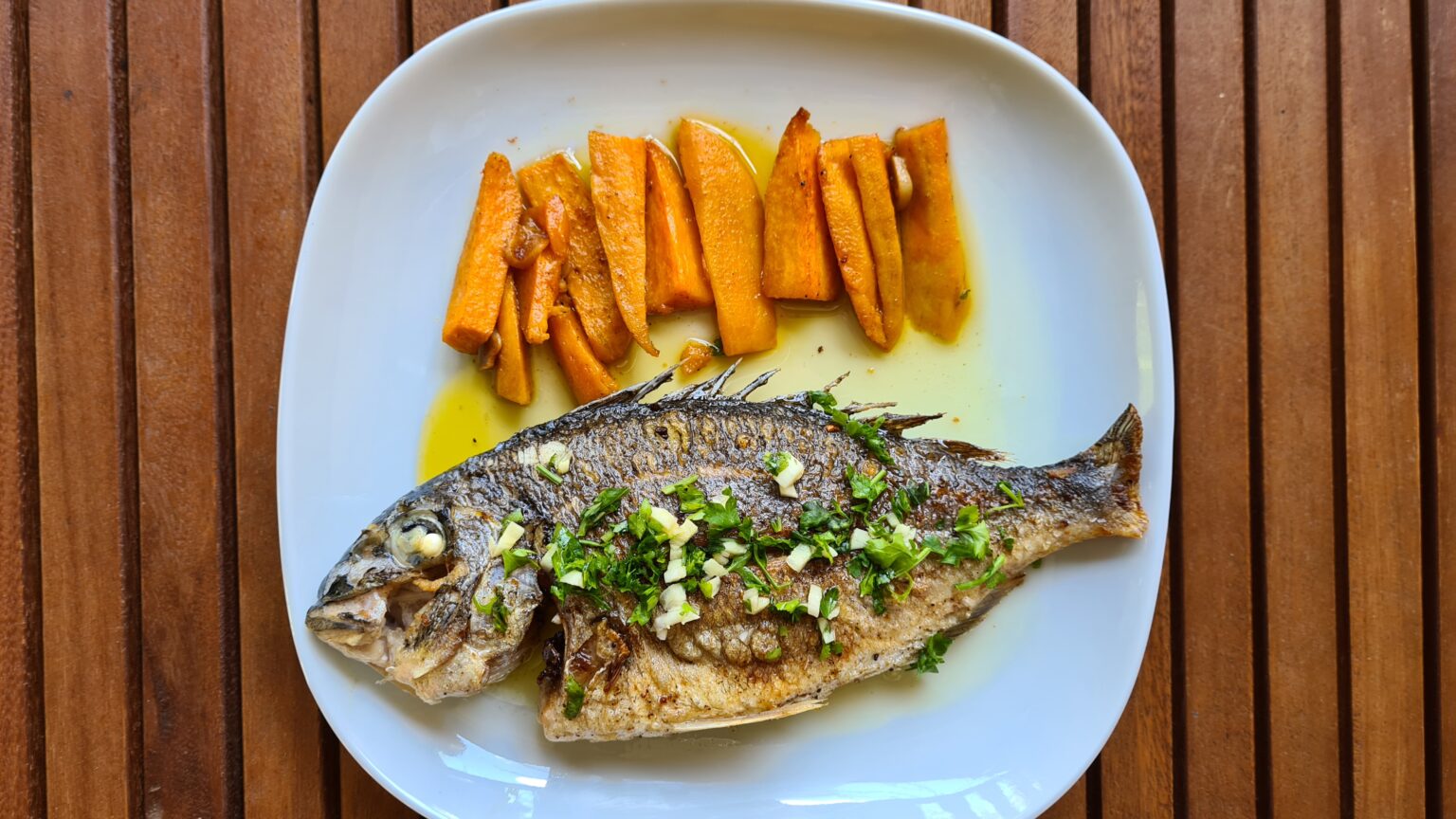 Orada na tavi uz pomfrit od batata iz pečnice - Mamin ručak